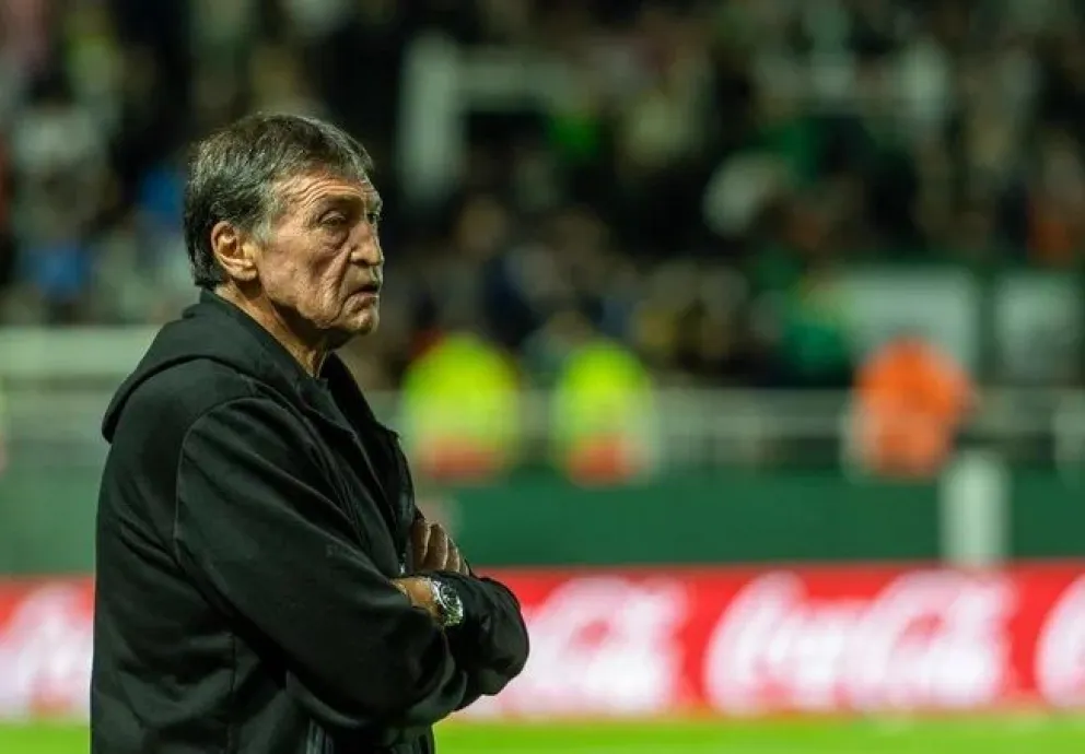 Falcioni se enfureció con el árbitro, lo expulsaron y terminó empujando ...