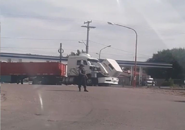 Un camión tuvo una falla mecánica e interrumpió el tránsito de la ruta ...