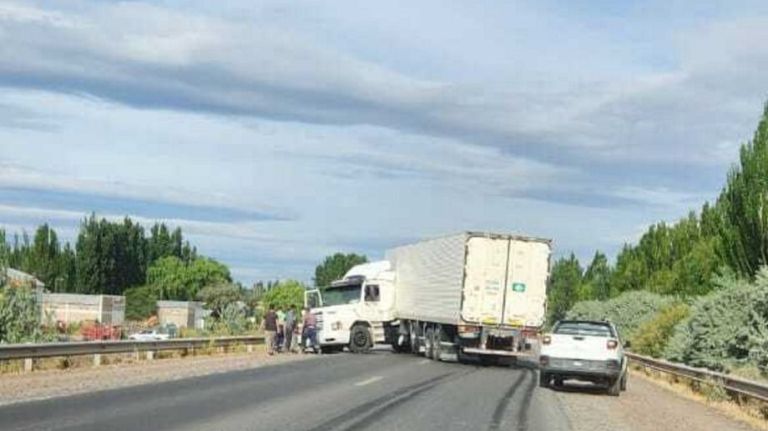 Caos en el Tercer Puente: un camión quedó atravesado y generó demoras ...